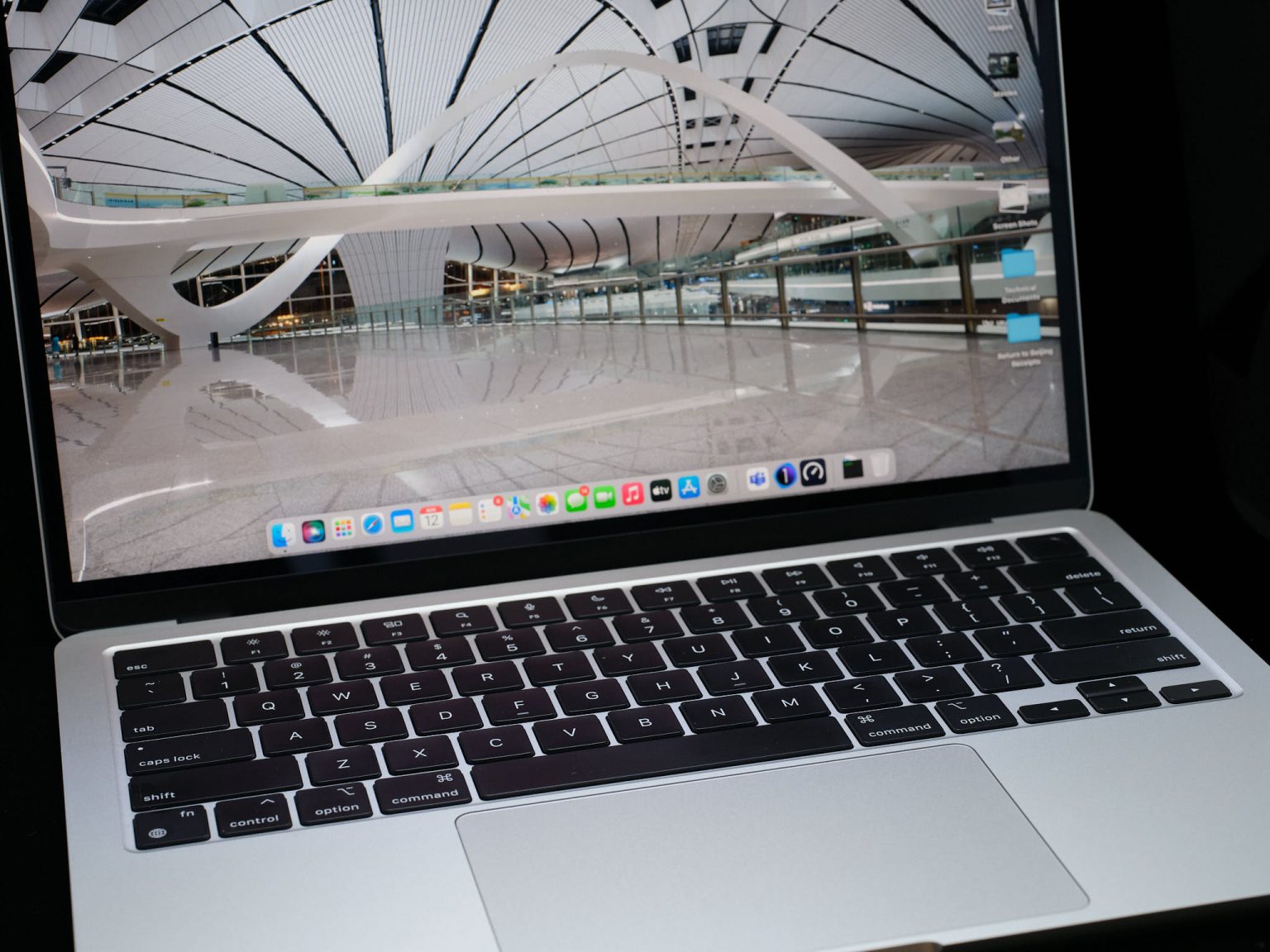 MacBook Air M2 Review for Travel Photography - fcracer.com